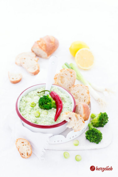 Broccomole Rezept - der schnelle Frischkäsedip mit Brokkoli