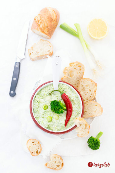Broccomole Rezept - der schnelle Frischkäsedip mit Brokkoli